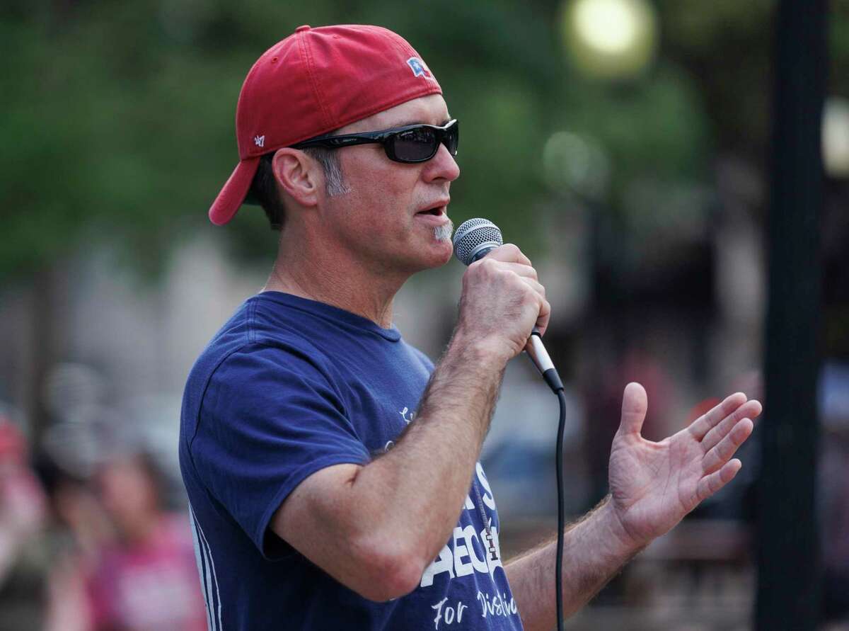 Libertarian Party protests in favor Moses Rose's bar