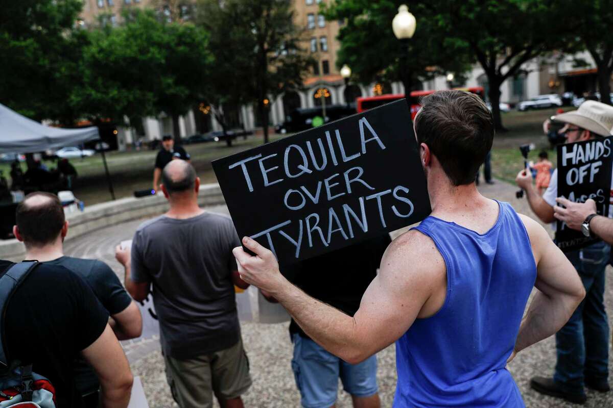 Libertarian Party protests in favor Moses Rose's bar