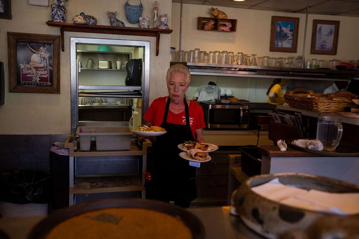 Pig Stand attracts large crowds on its final day of serving food
