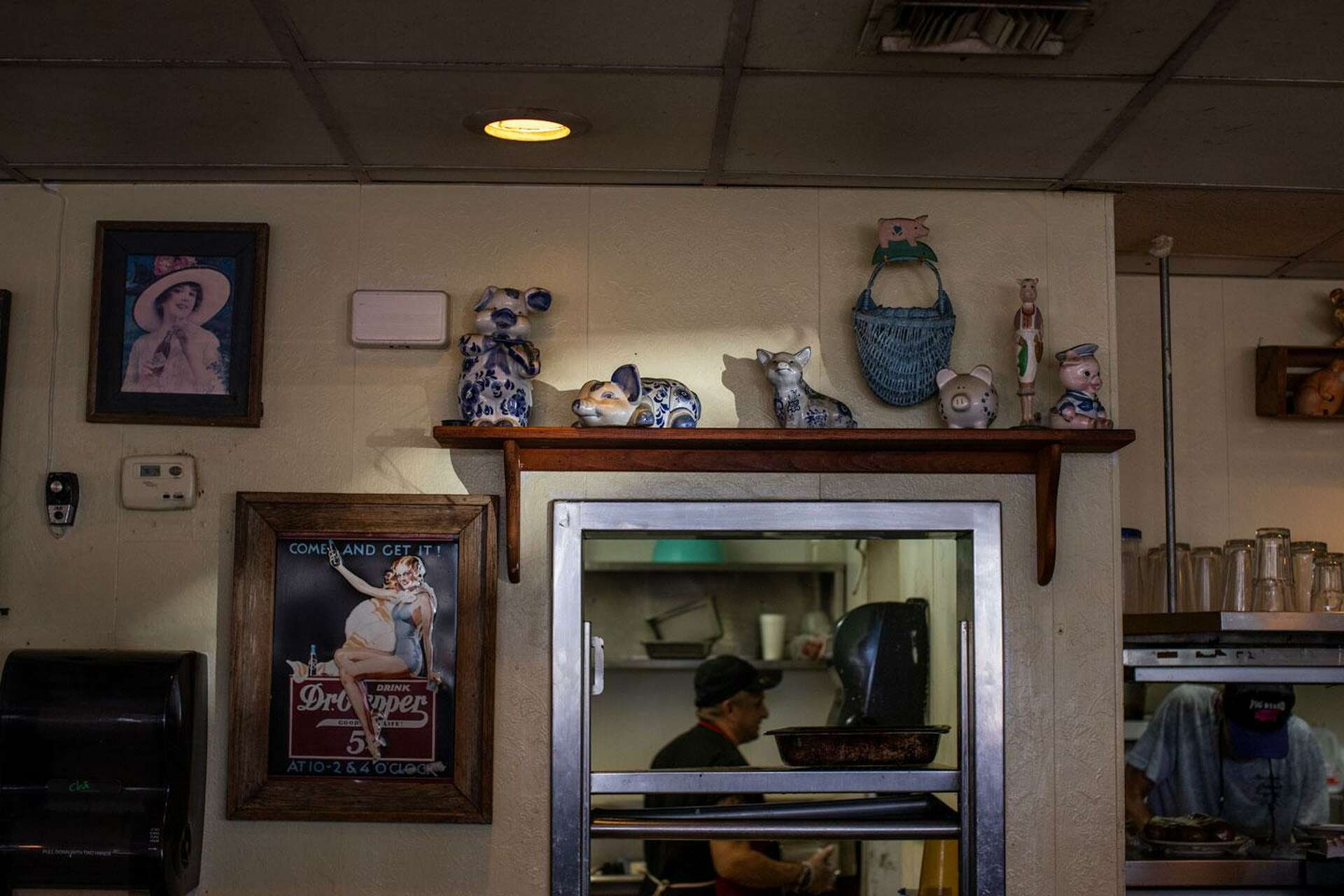 Pig Stand attracts large crowds on its final day of serving food