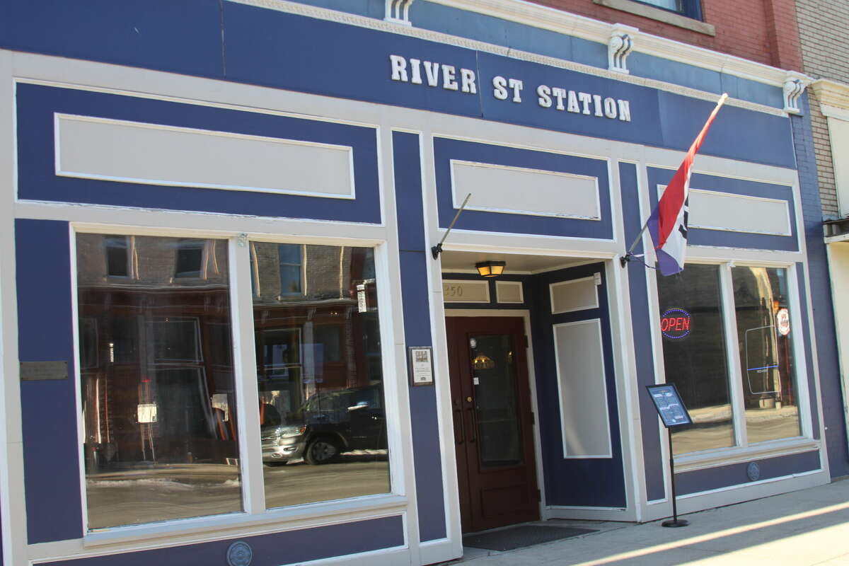 Manistee adds new sports bar, grill to downtown River Street