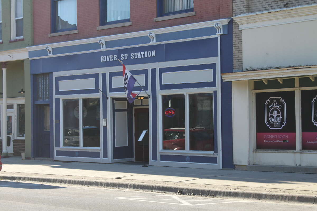 Manistee adds new sports bar, grill to downtown River Street