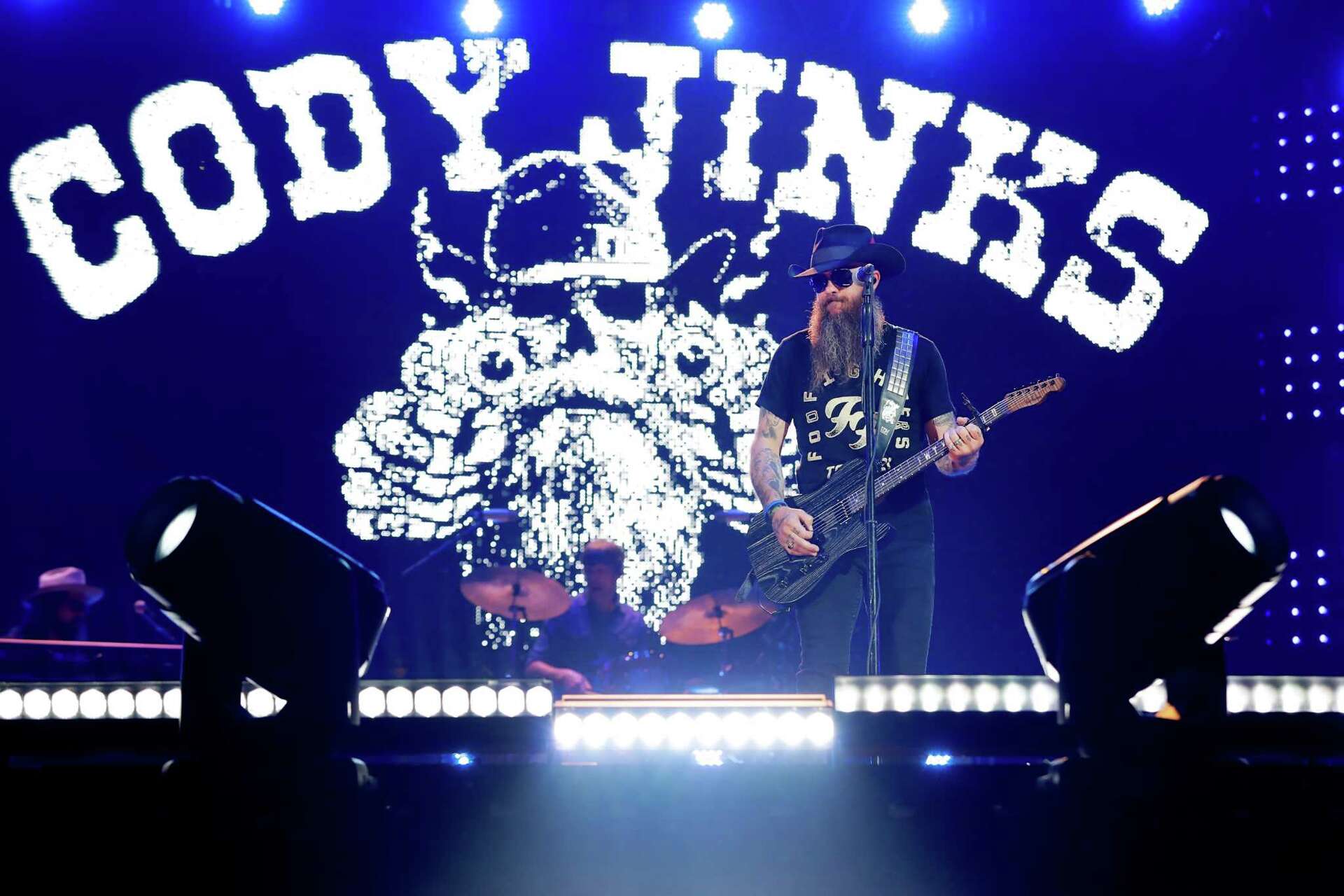Cody Jinks makes his RodeoHouston debut and brings mom onstage