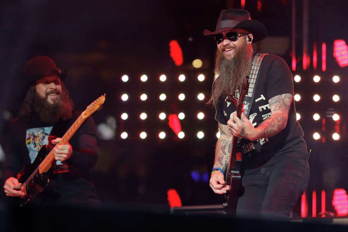 Cody Jinks makes his RodeoHouston debut and brings mom onstage