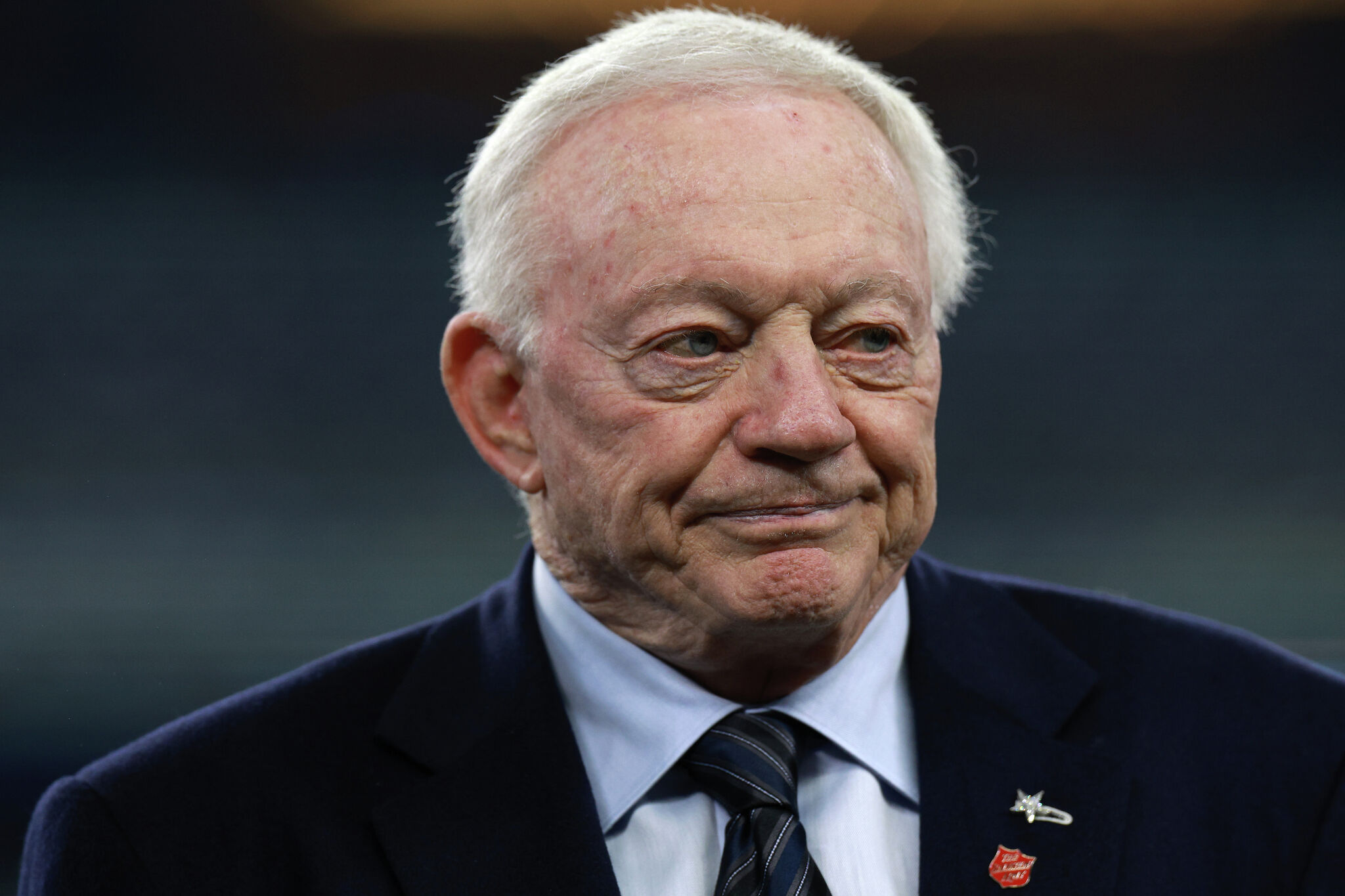 Jerry Jones threatens jobs of radio hosts at 105.3 the Fan