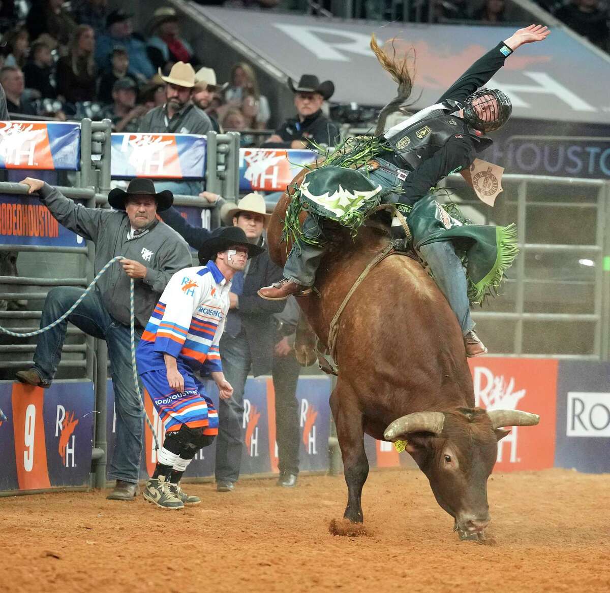 Isaac Diaz makes adjustments, advances to RodeoHouston championship