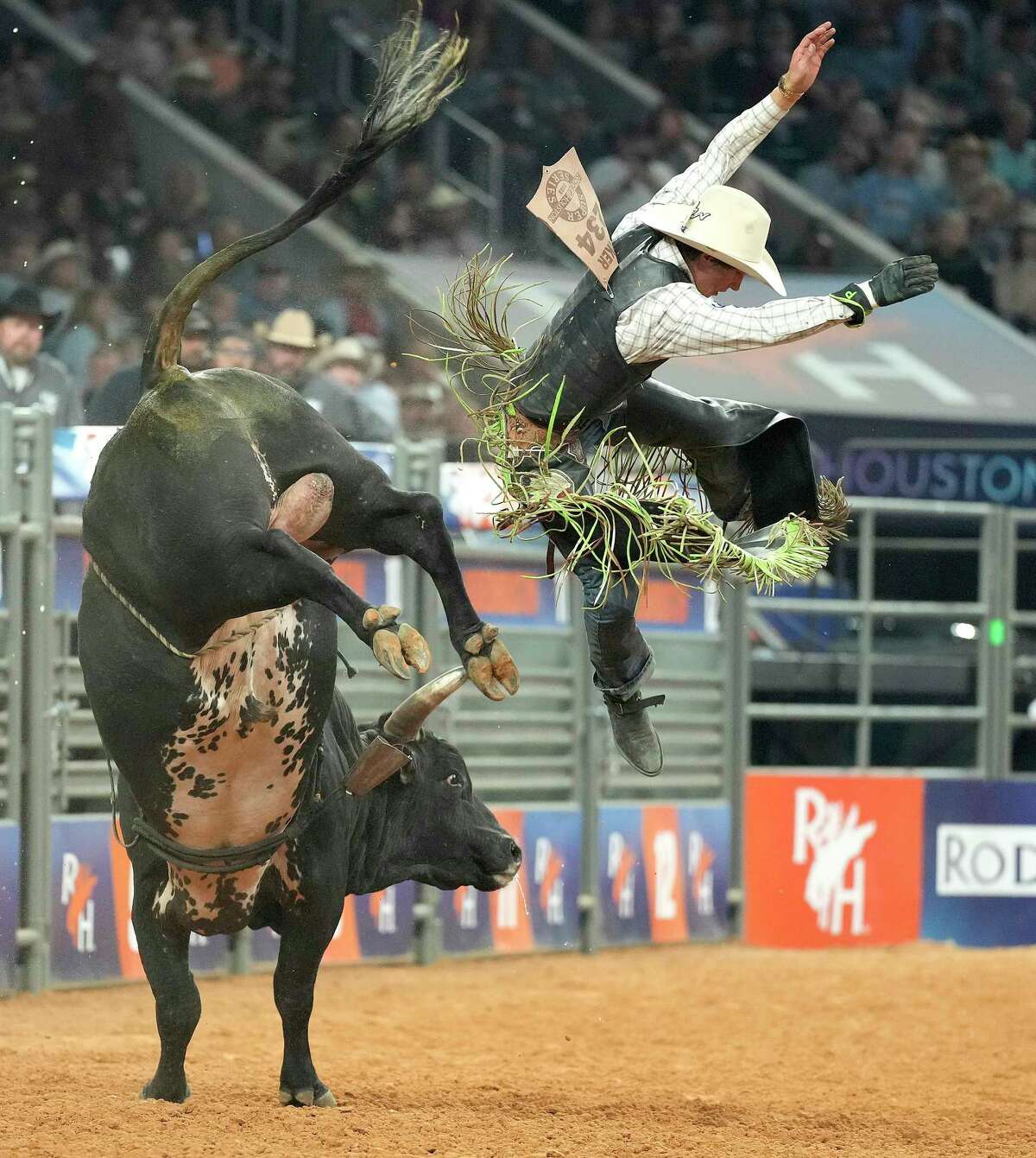 Isaac Diaz makes adjustments, advances to RodeoHouston championship