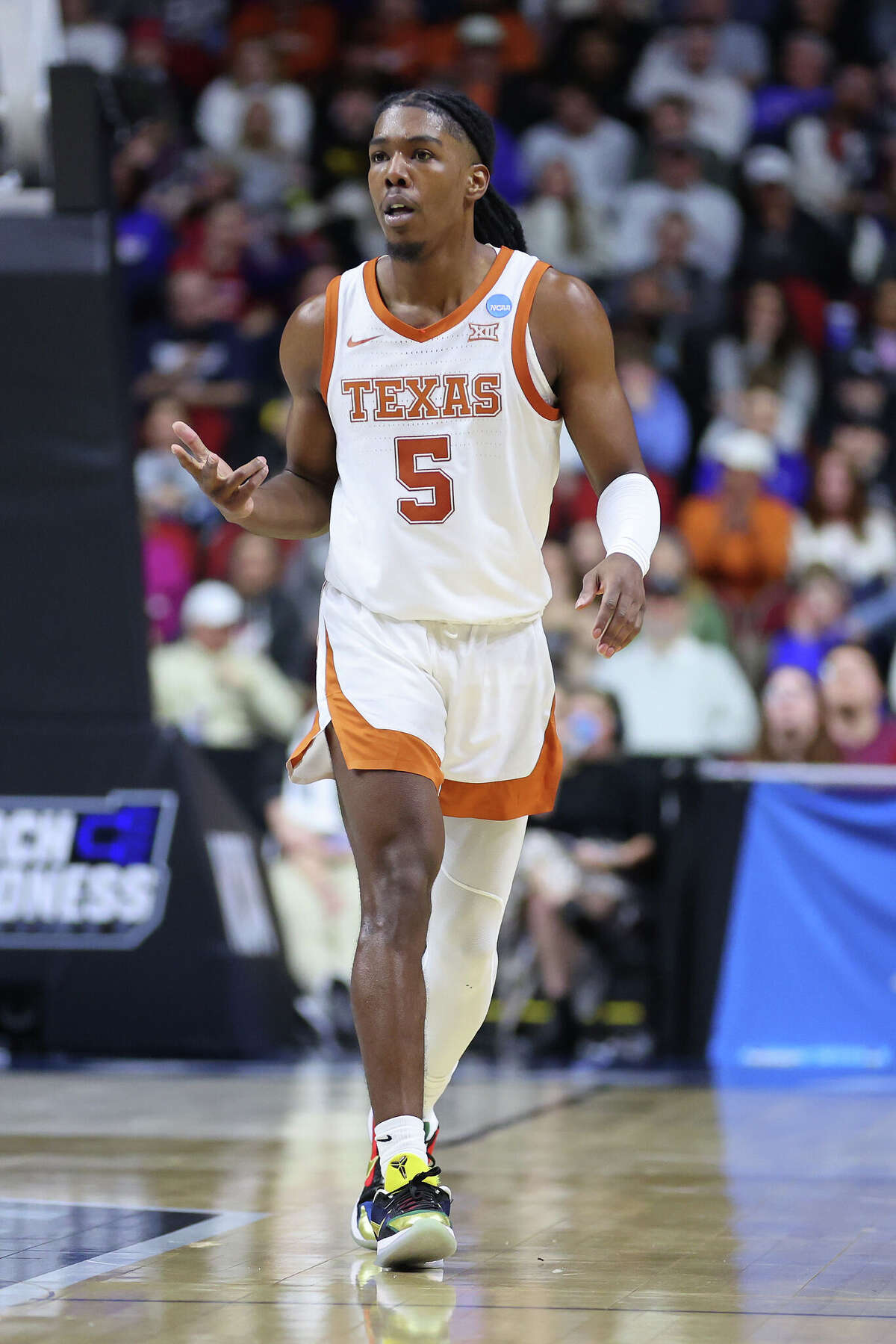 NCAA Tournament: Texas pulls away late to defeat Colgate