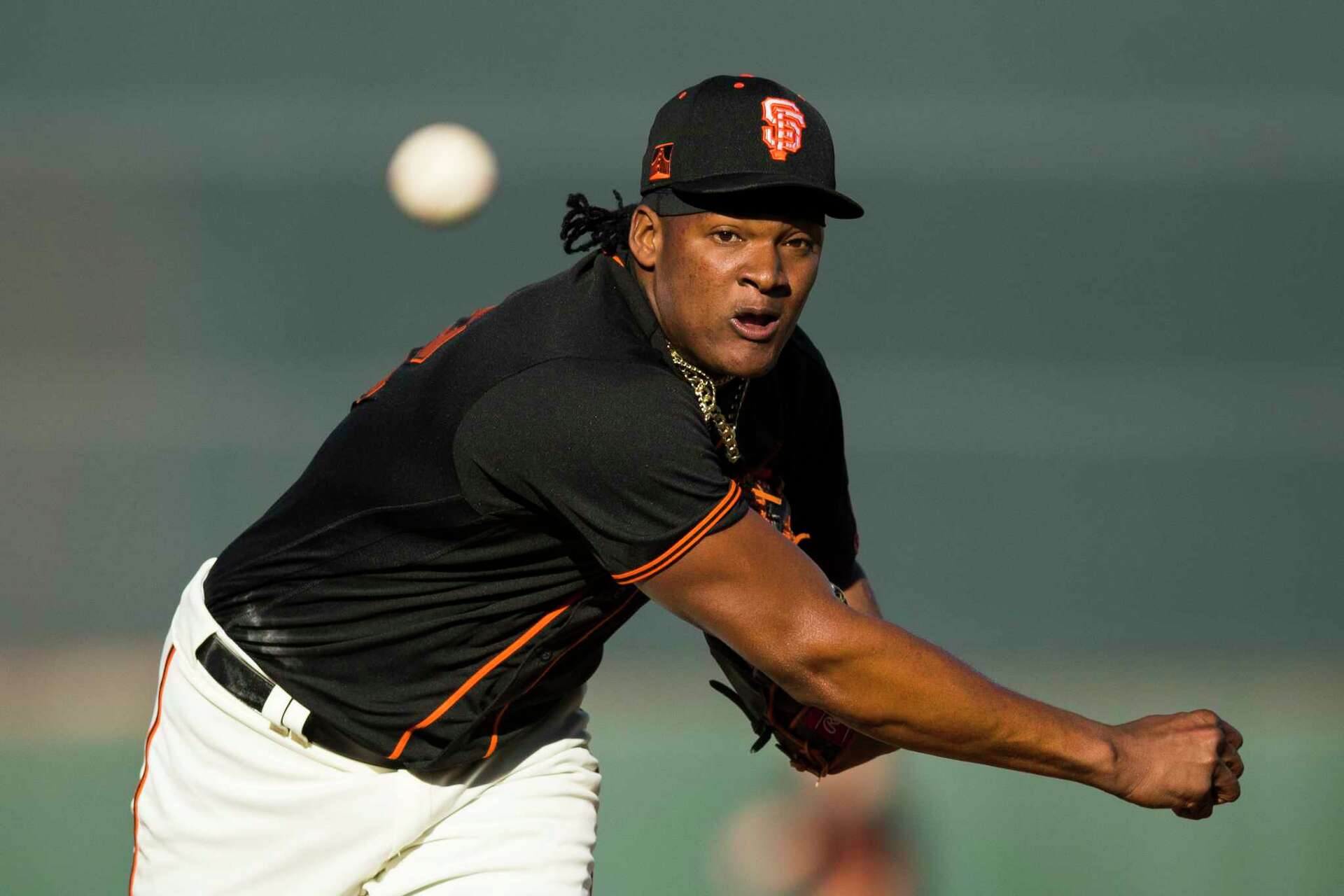Melvin Adon pitching his way into Giants' plans, flashing plus stuff