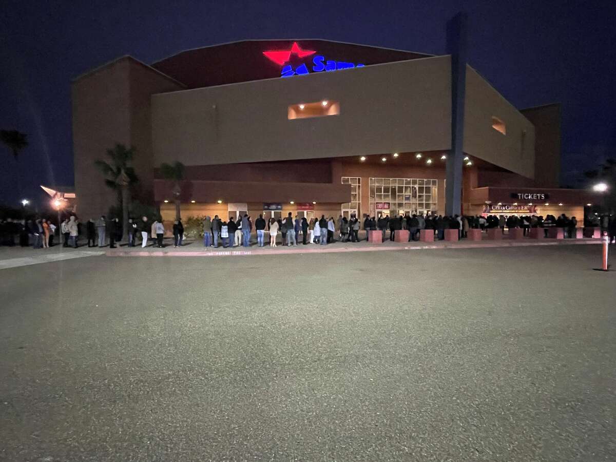 Marco Antonio Solis, 'El Buki,' shines in Laredo at Sames Auto Arena