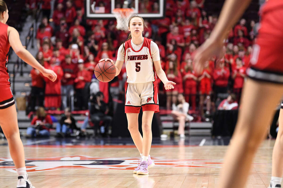 E.O. Smith girls basketball wins CIAC championship over Pomperaug