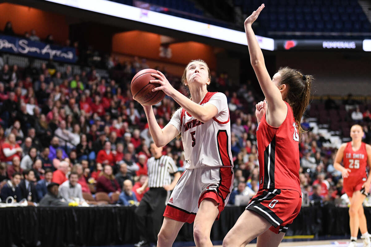 E.O. Smith girls basketball wins CIAC championship over Pomperaug