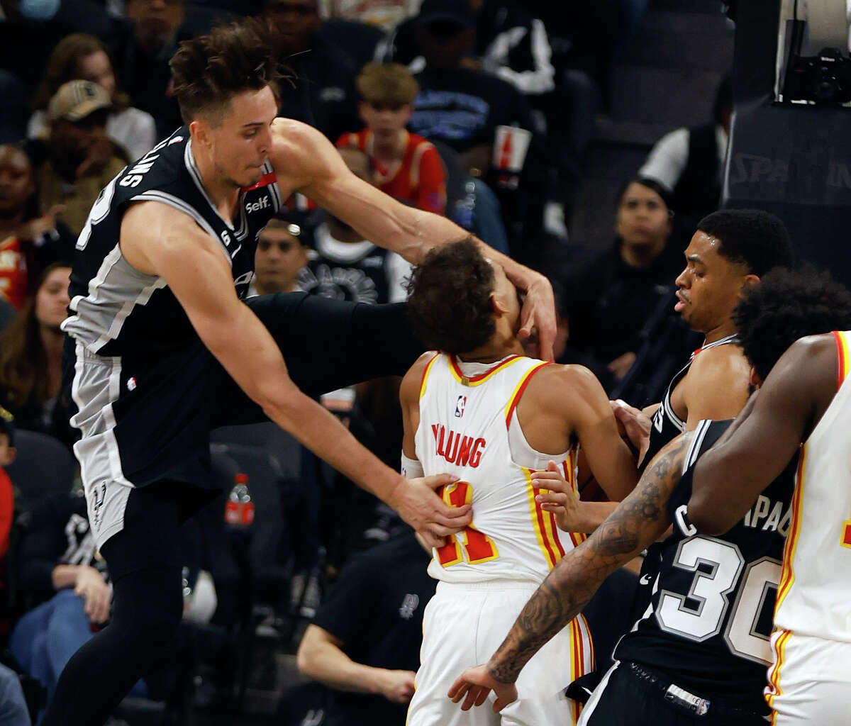 San Antonio Spurs spoil Dejounte Murray's return to AT&T Center
