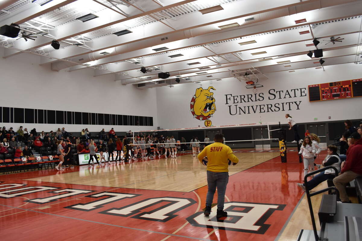 Ferris State Volleyball Christens New Arena With Alumni Game