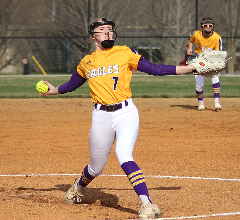 Sophs Thien, Hardy and Griffith lead Eagles' rout over Kahoks