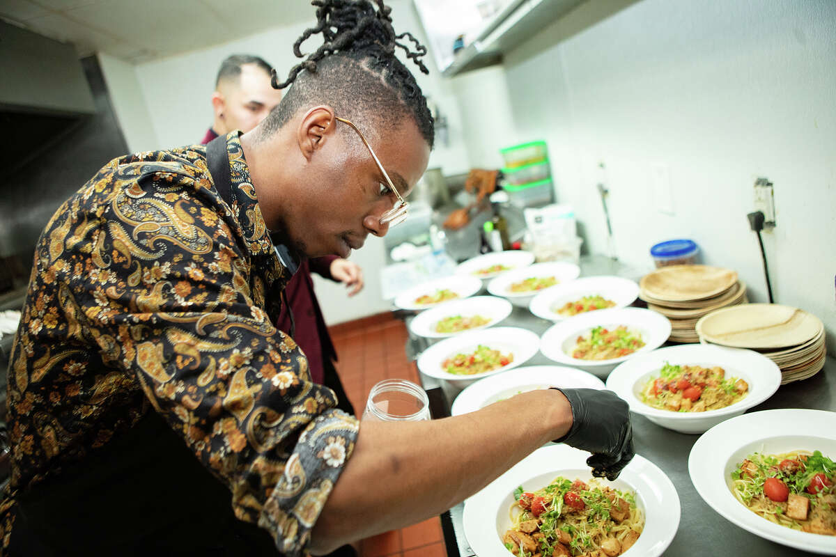 A 'Chopped 420' champion chef is creating cannabis dinners in Calif.