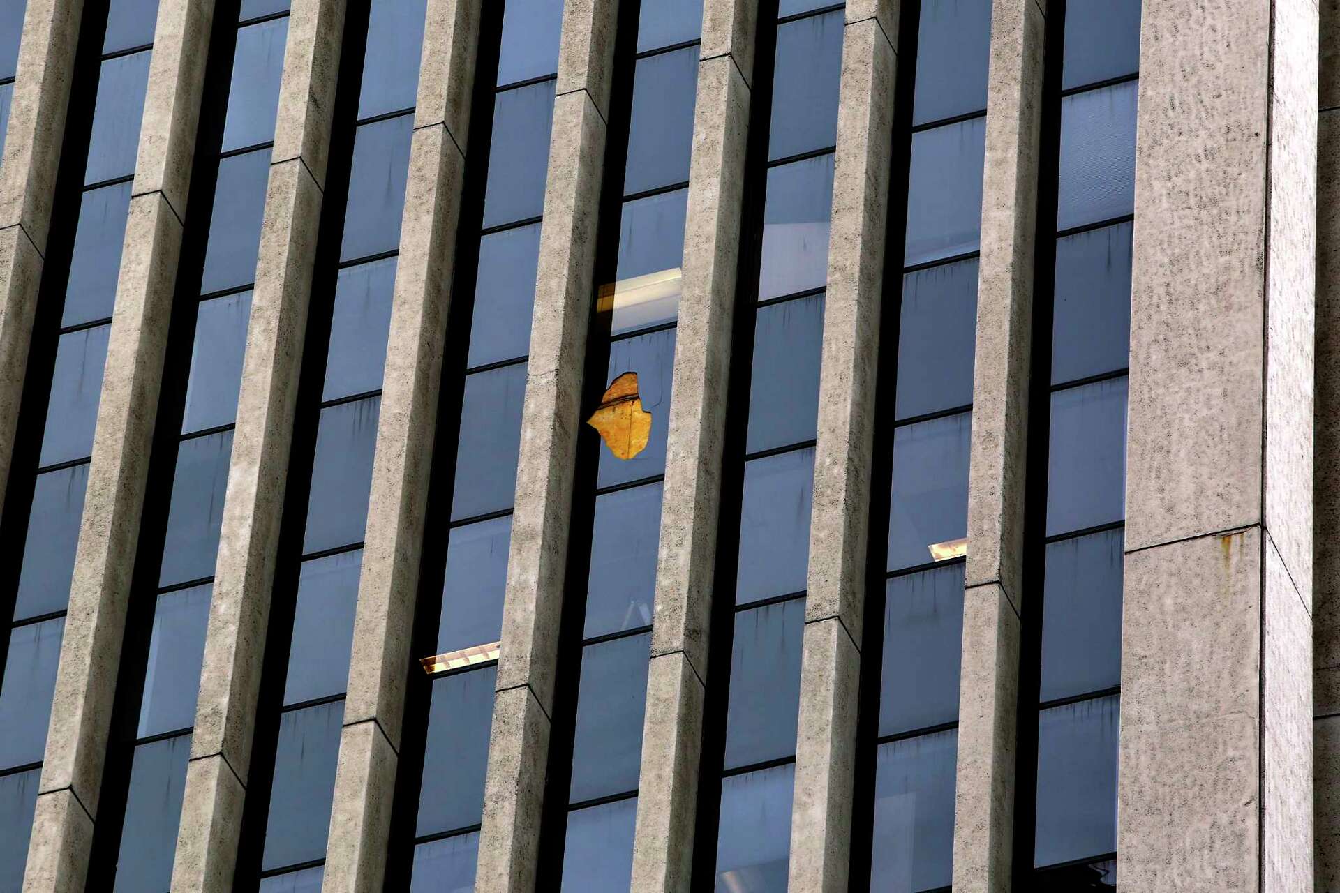 Glass breaks at another San Francisco high-rise