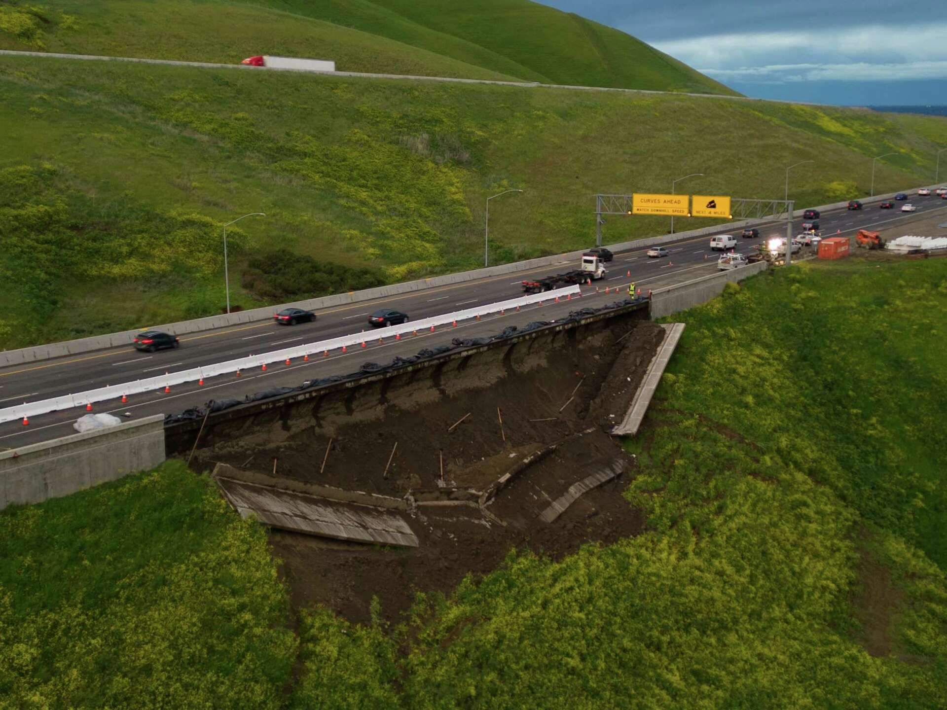 Retaining wall of Interstate 580 at Altamont Pass collapses down hill