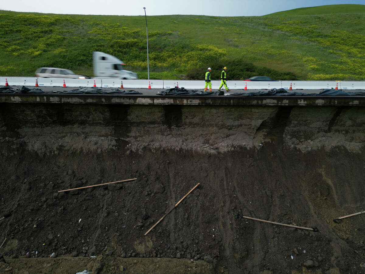 Retaining wall of Interstate 580 at Altamont Pass collapses down hill