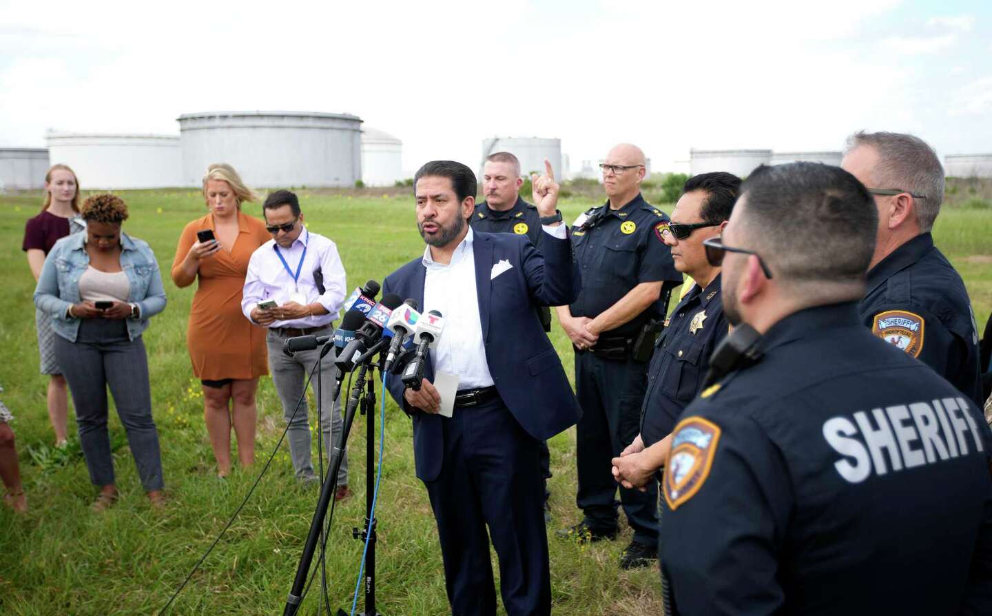 Explosion at Pasadena chemical plant injuries one, shakes buildings