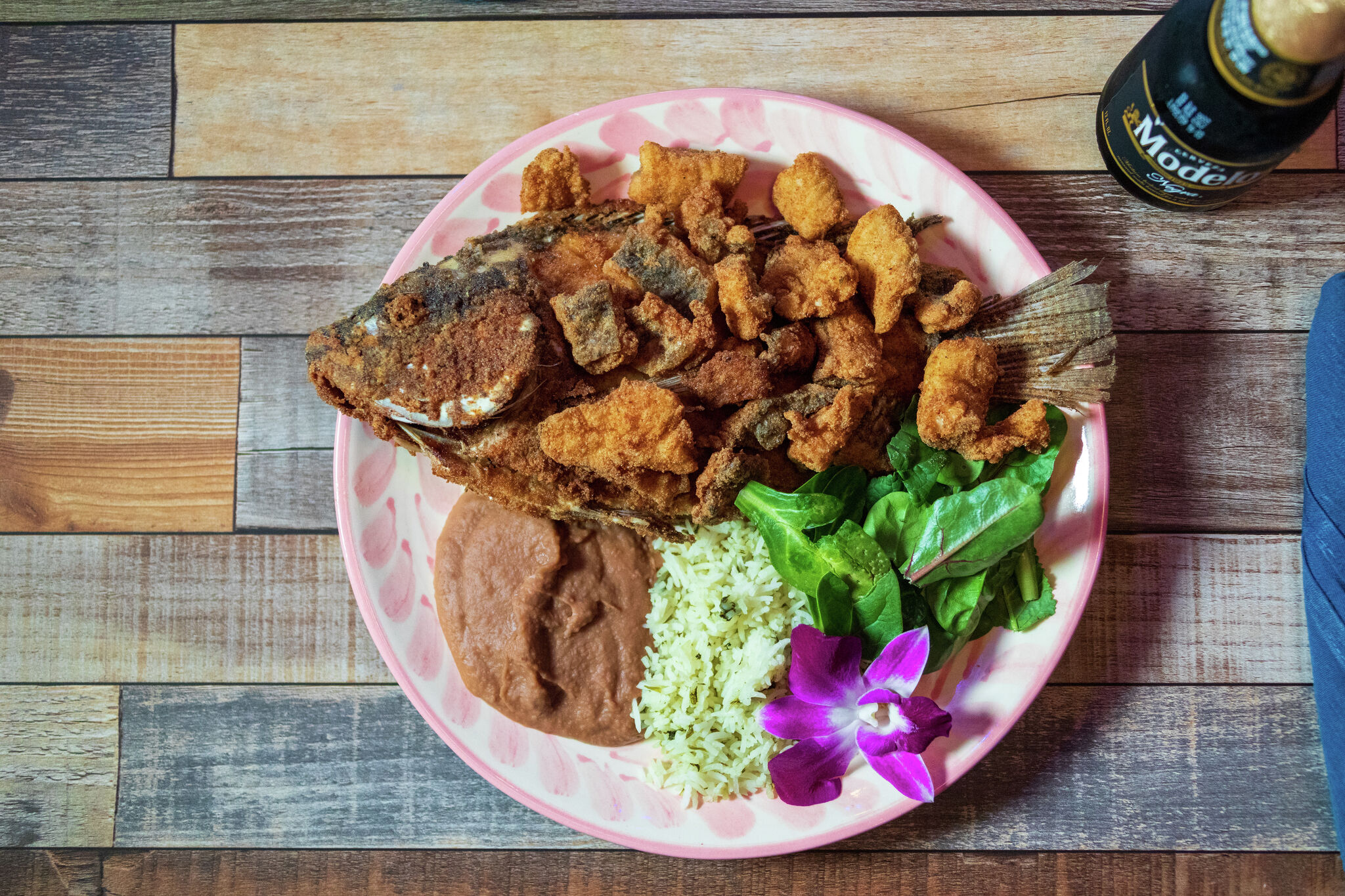 Latin seafood restaurant Arenas Marisqueria Lounge opens