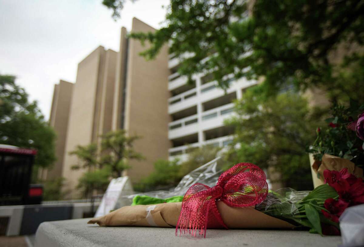 UH students protest for mental health after deaths at Agnes Arnold