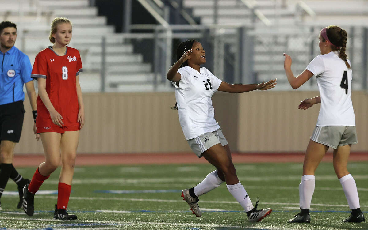 Steele knocks out LEE in Class 6A girls soccer bidistrict