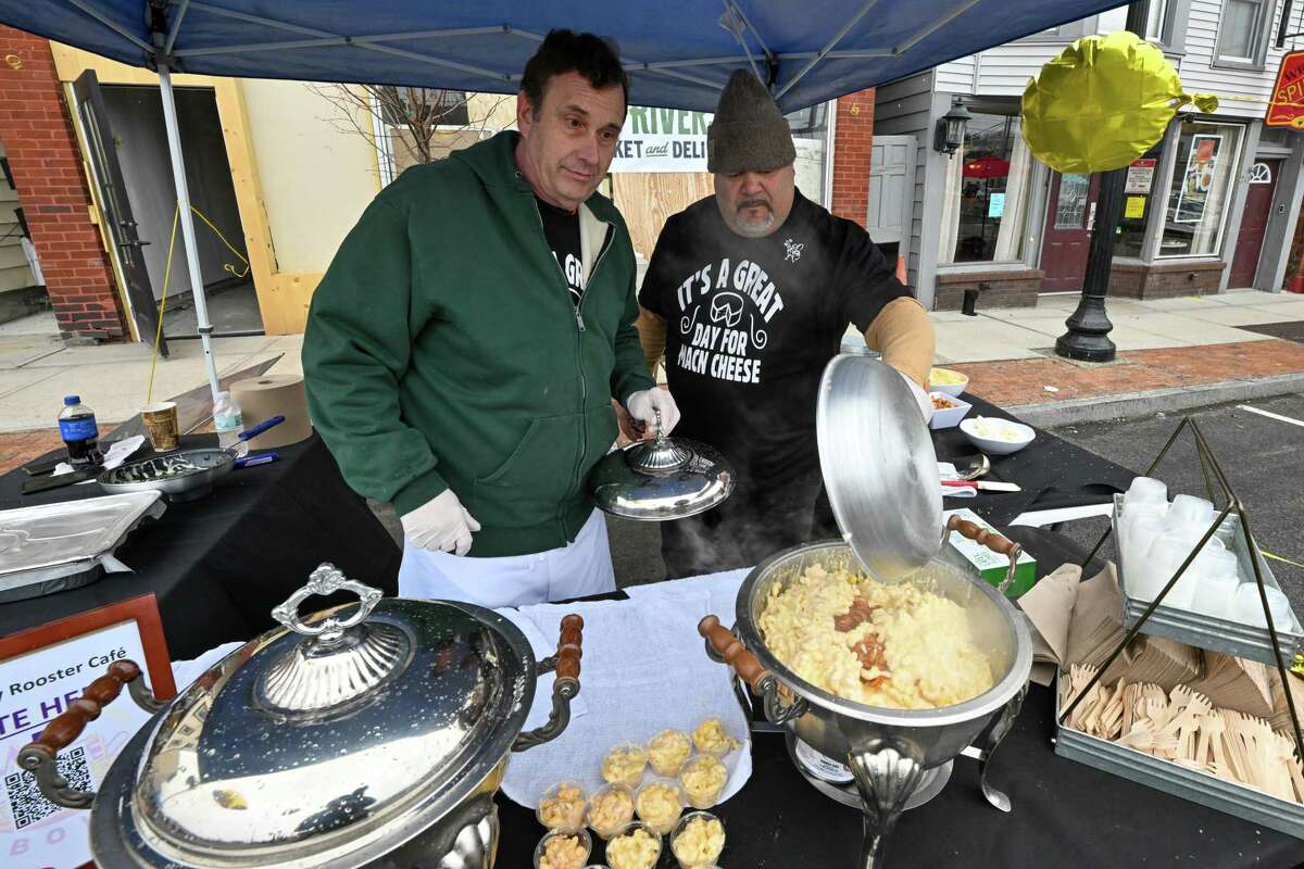 Mac-n-Cheese Bowl fans brave weather for strolling tastes