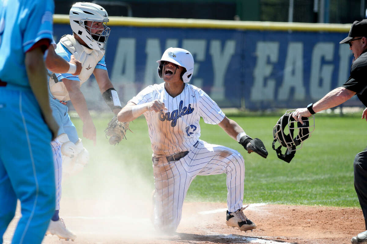 Oak Ridge handles New Caney in 13-6A action
