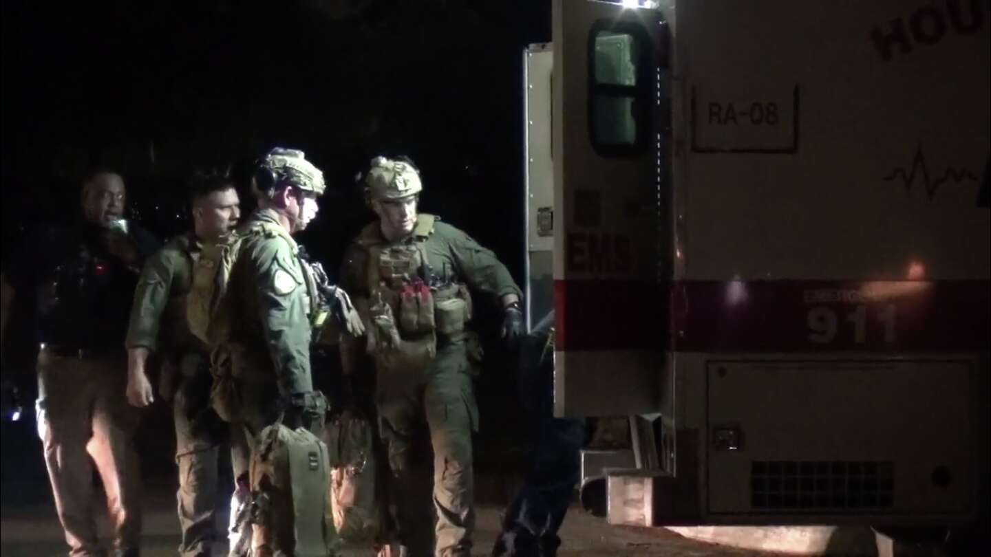 SWAT standoff near Galleria leaves 2 injured, Houston police say