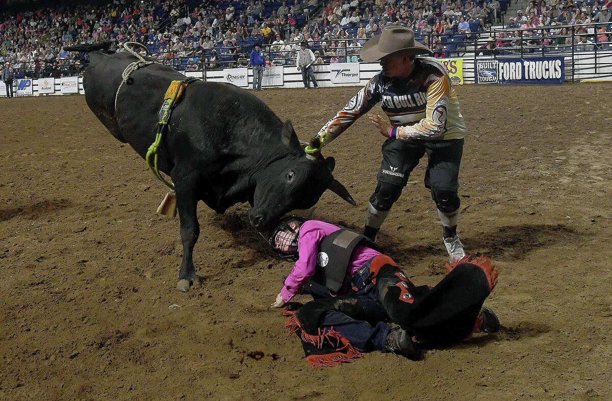 Lady bull riders thrill crowds at South Texas State Fair