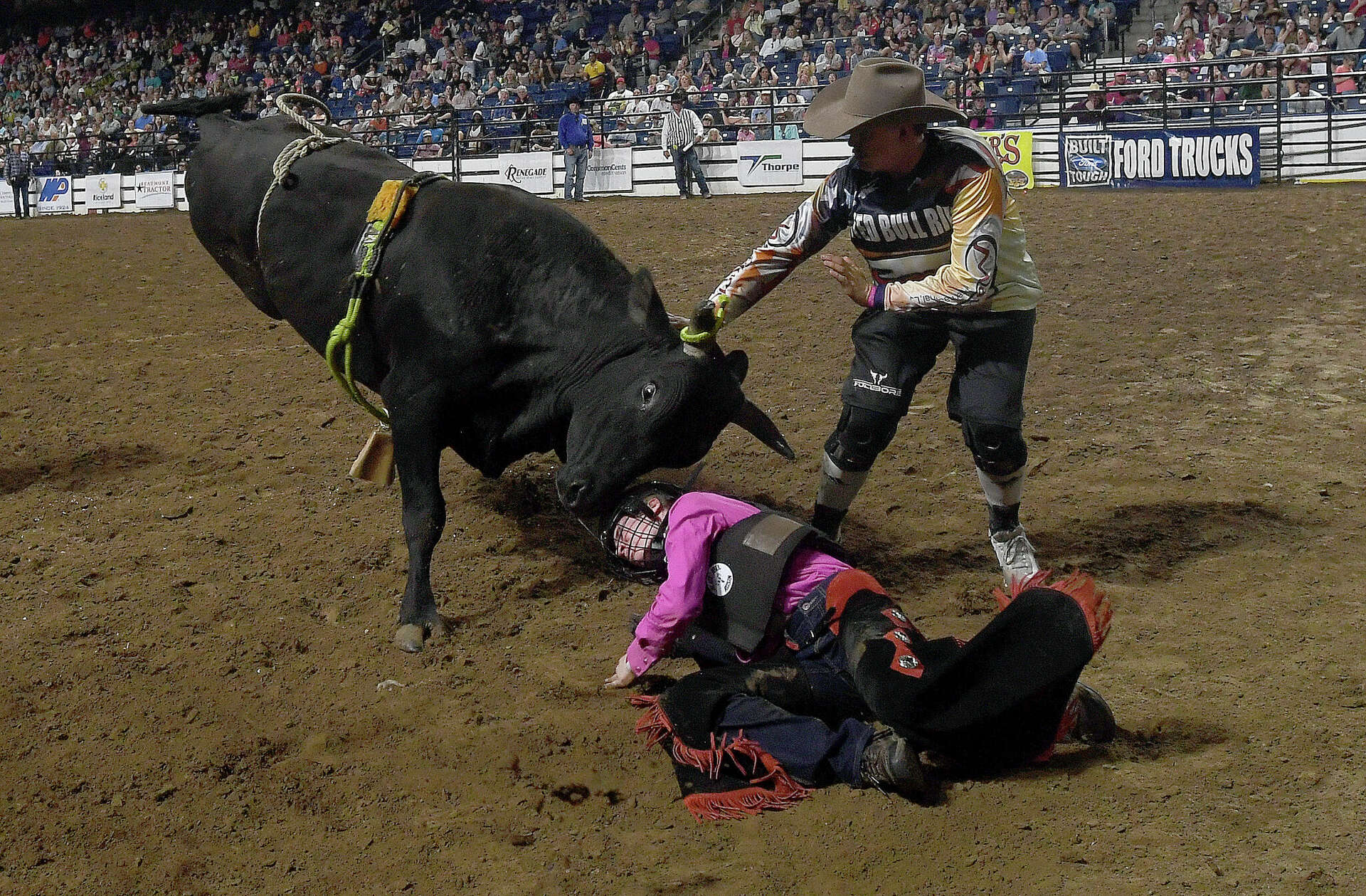 Lady bull riders thrill crowds at South Texas State Fair