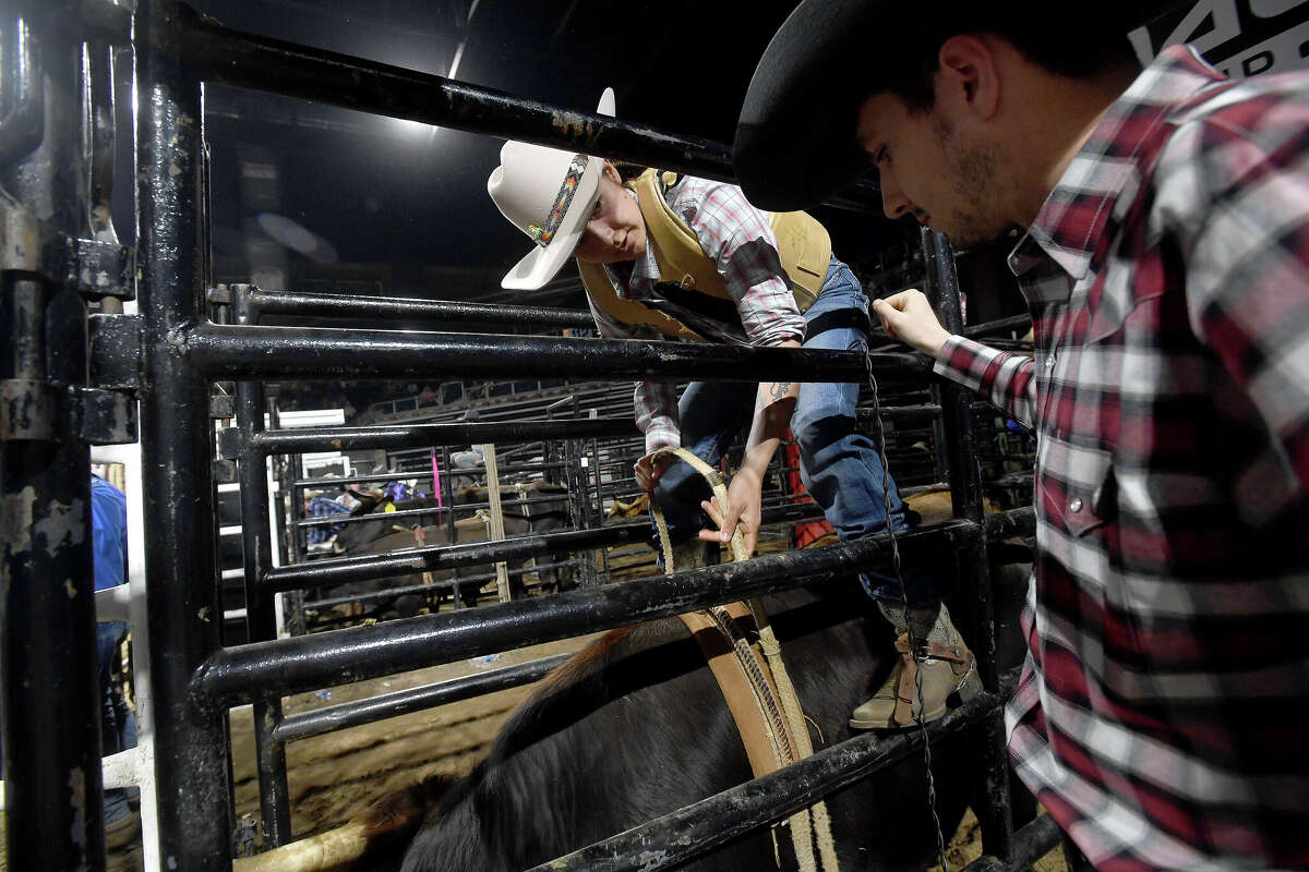 Lady bull riders thrill crowds at South Texas State Fair