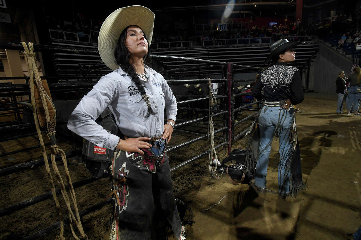 Lady bull riders thrill crowds at South Texas State Fair