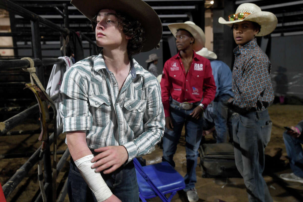 Lady bull riders thrill crowds at South Texas State Fair