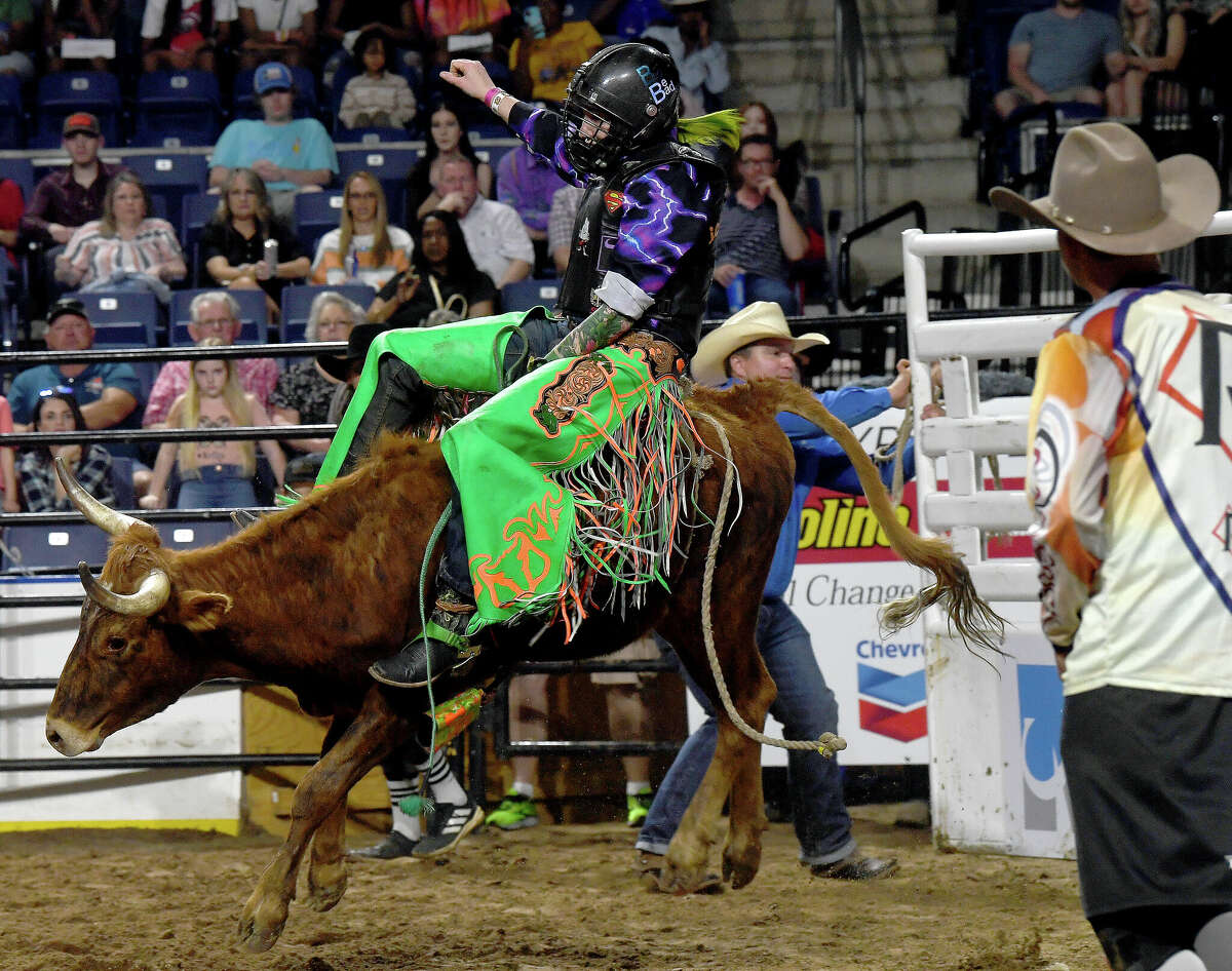 Lady bull riders thrill crowds at South Texas State Fair