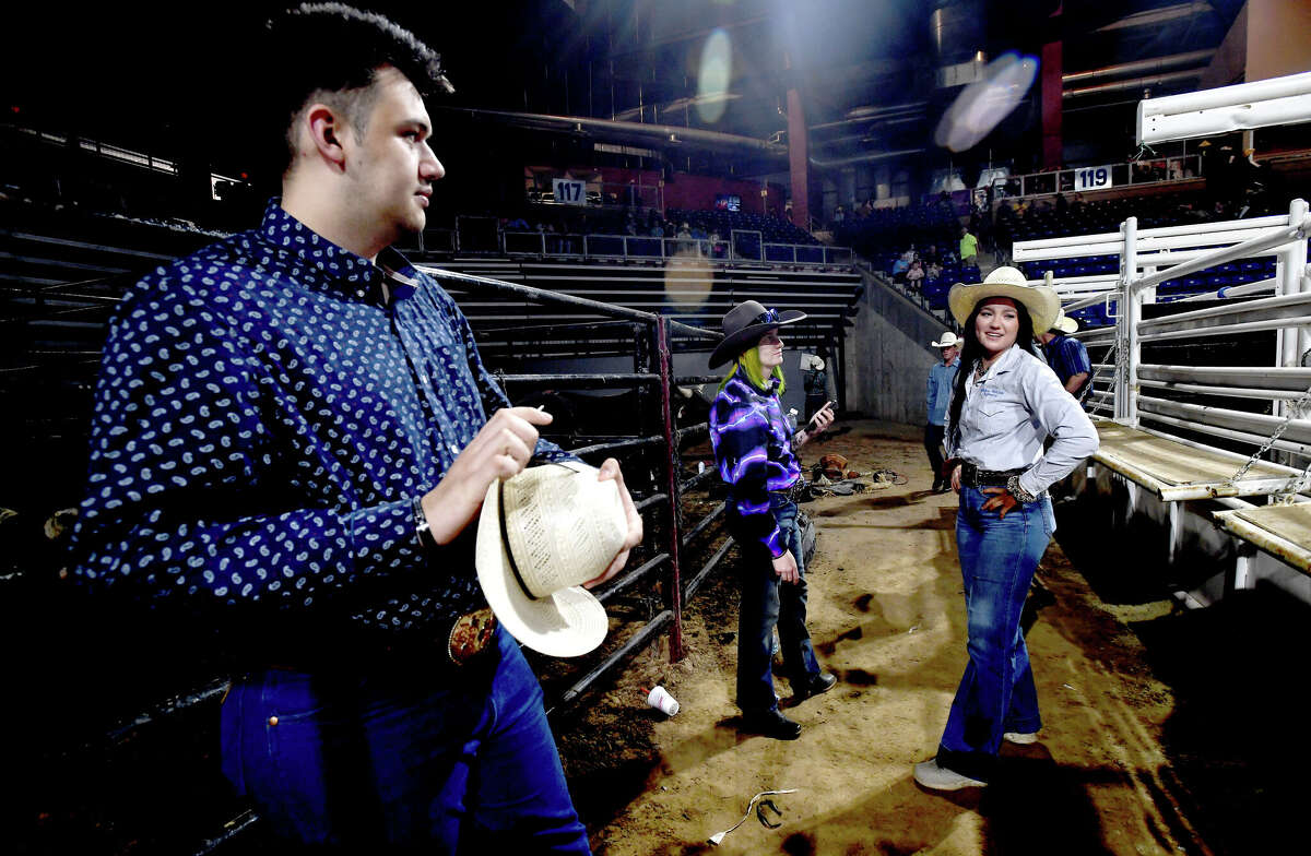 Lady bull riders thrill crowds at South Texas State Fair