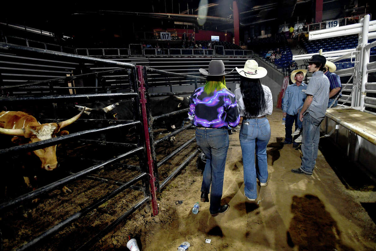 Lady bull riders thrill crowds at South Texas State Fair
