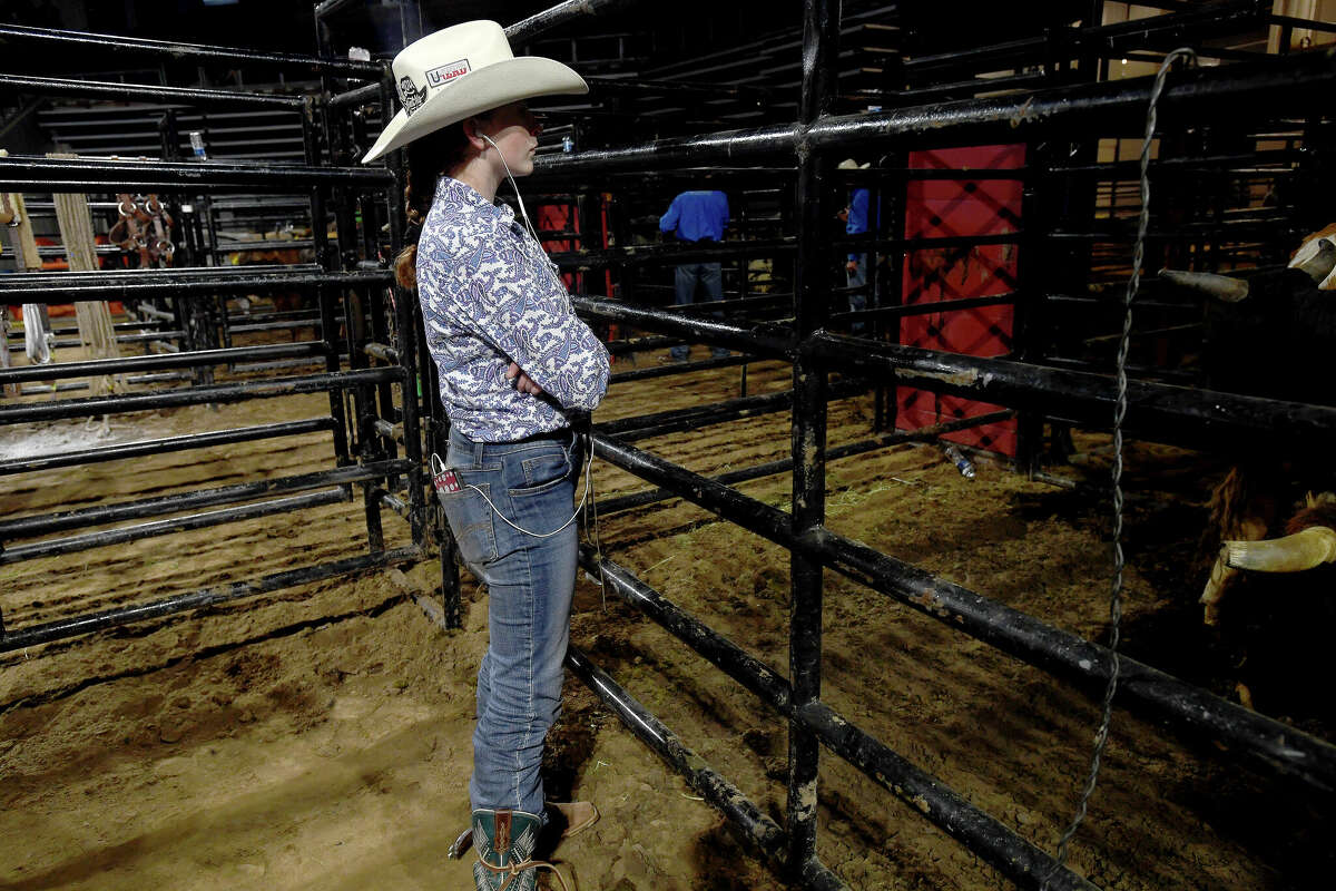 Lady bull riders thrill crowds at South Texas State Fair