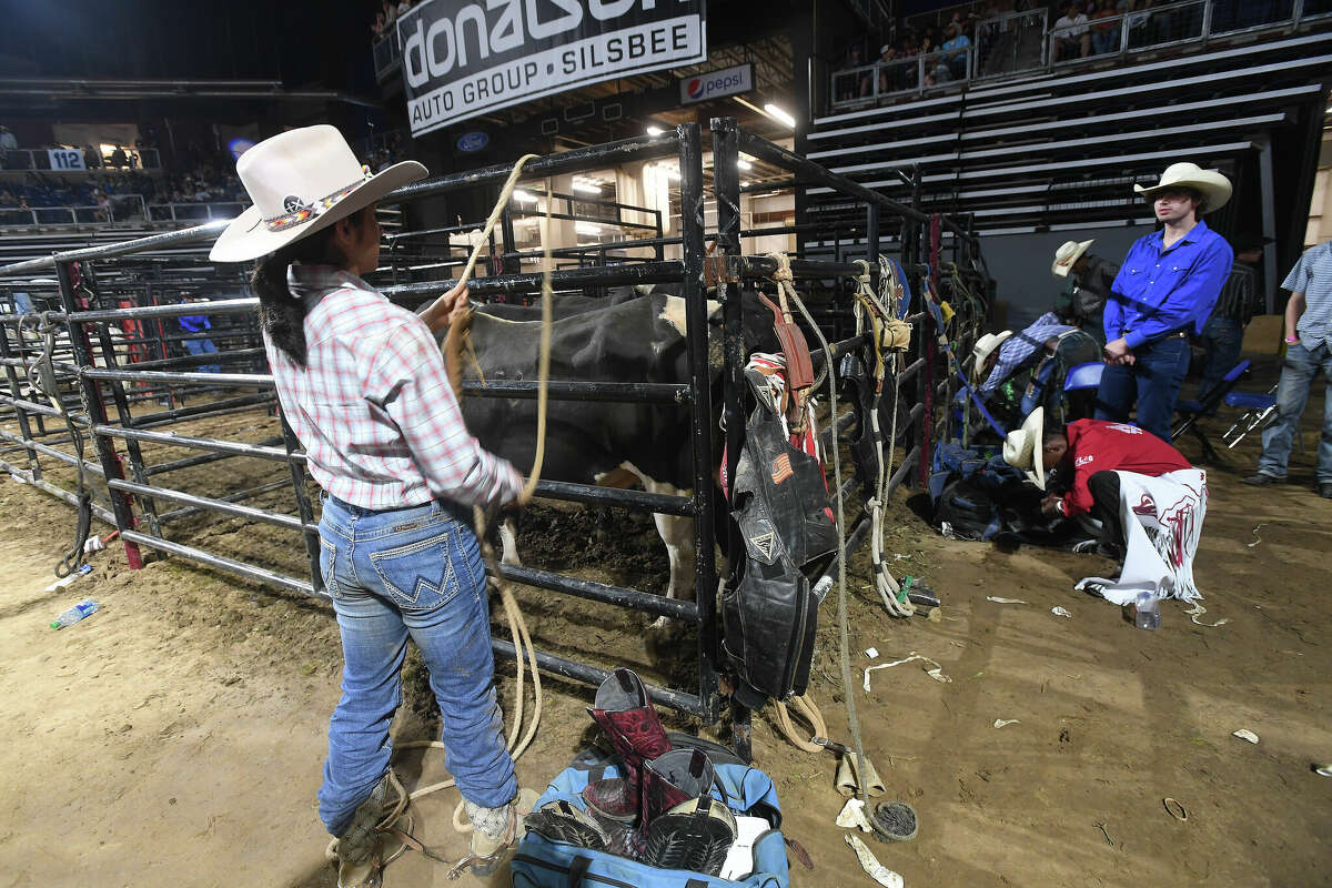 Lady bull riders thrill crowds at South Texas State Fair