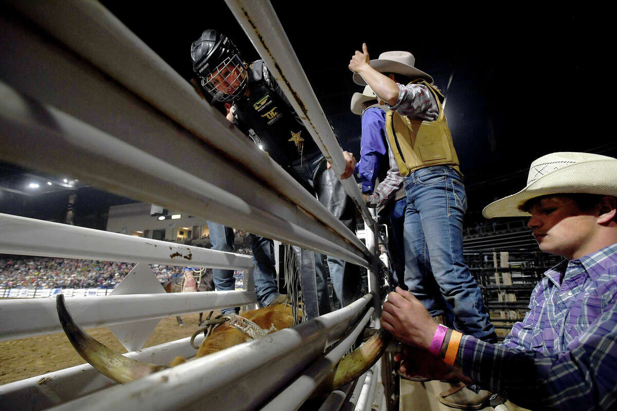 Lady bull riders thrill crowds at South Texas State Fair
