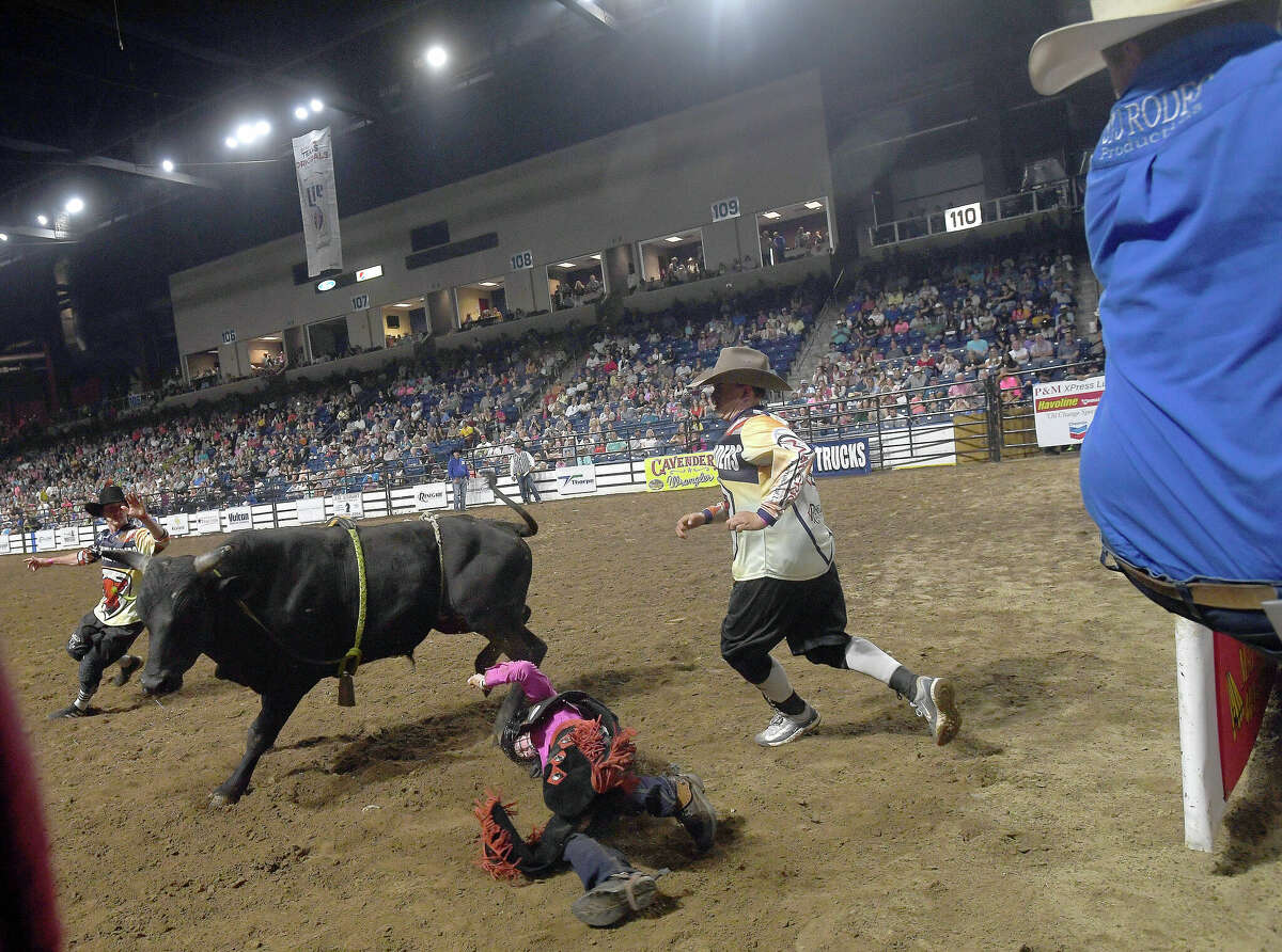 Lady bull riders thrill crowds at South Texas State Fair
