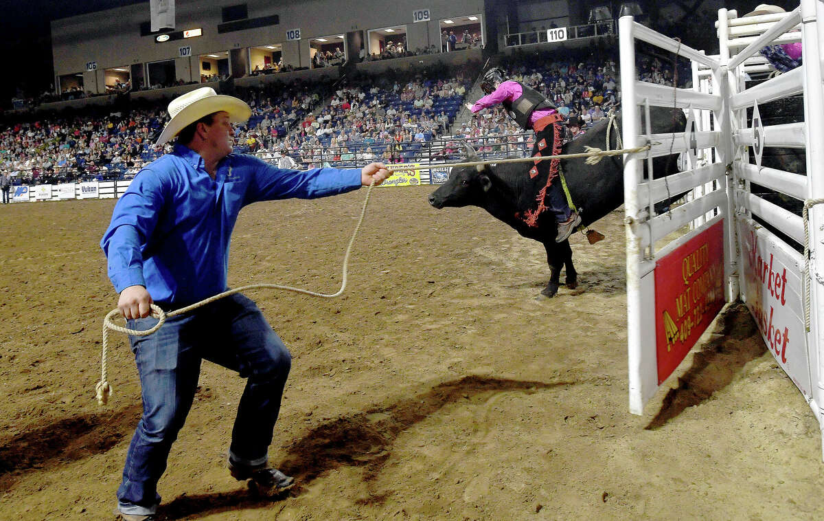 Lady bull riders thrill crowds at South Texas State Fair