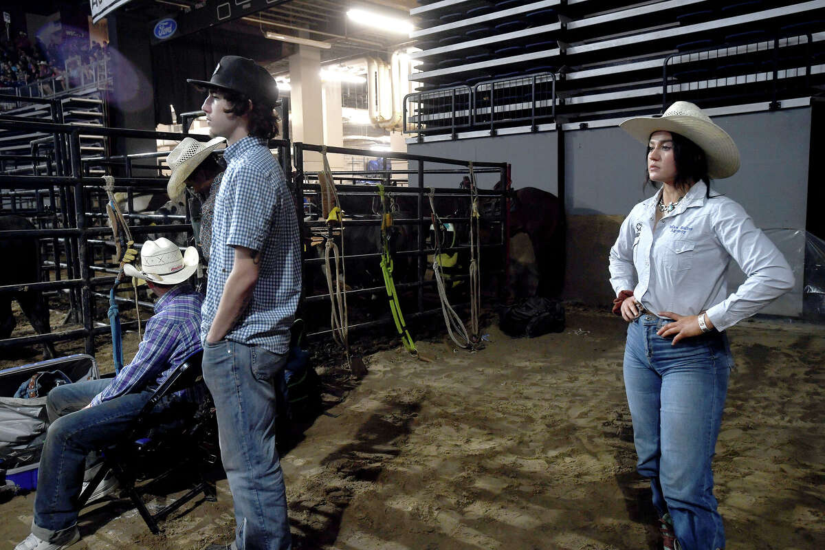 Lady bull riders thrill crowds at South Texas State Fair