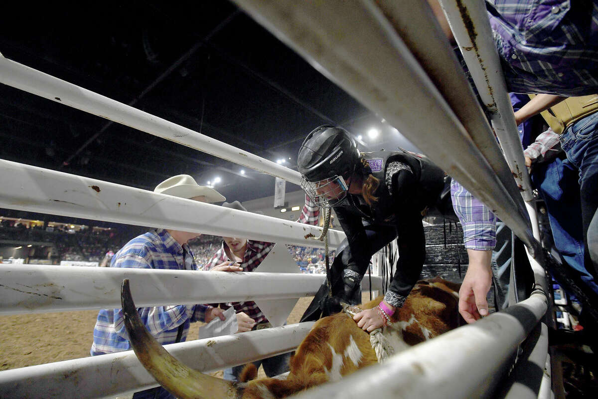 Lady bull riders thrill crowds at South Texas State Fair