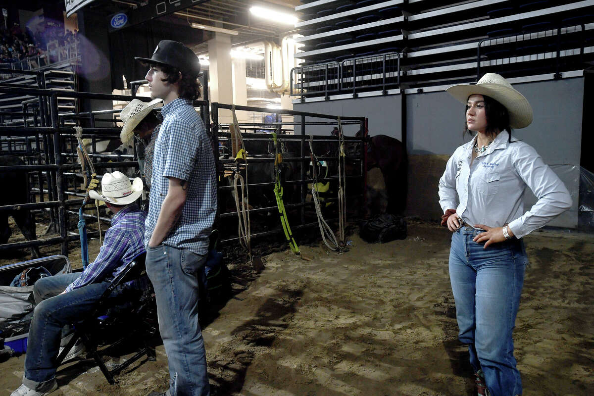Lady bull riders thrill crowds at South Texas State Fair