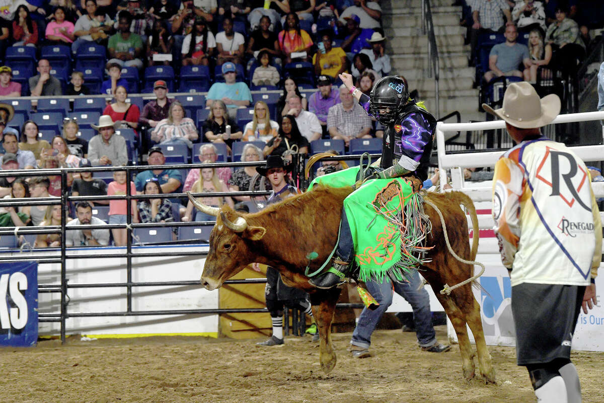 Lady bull riders thrill crowds at South Texas State Fair