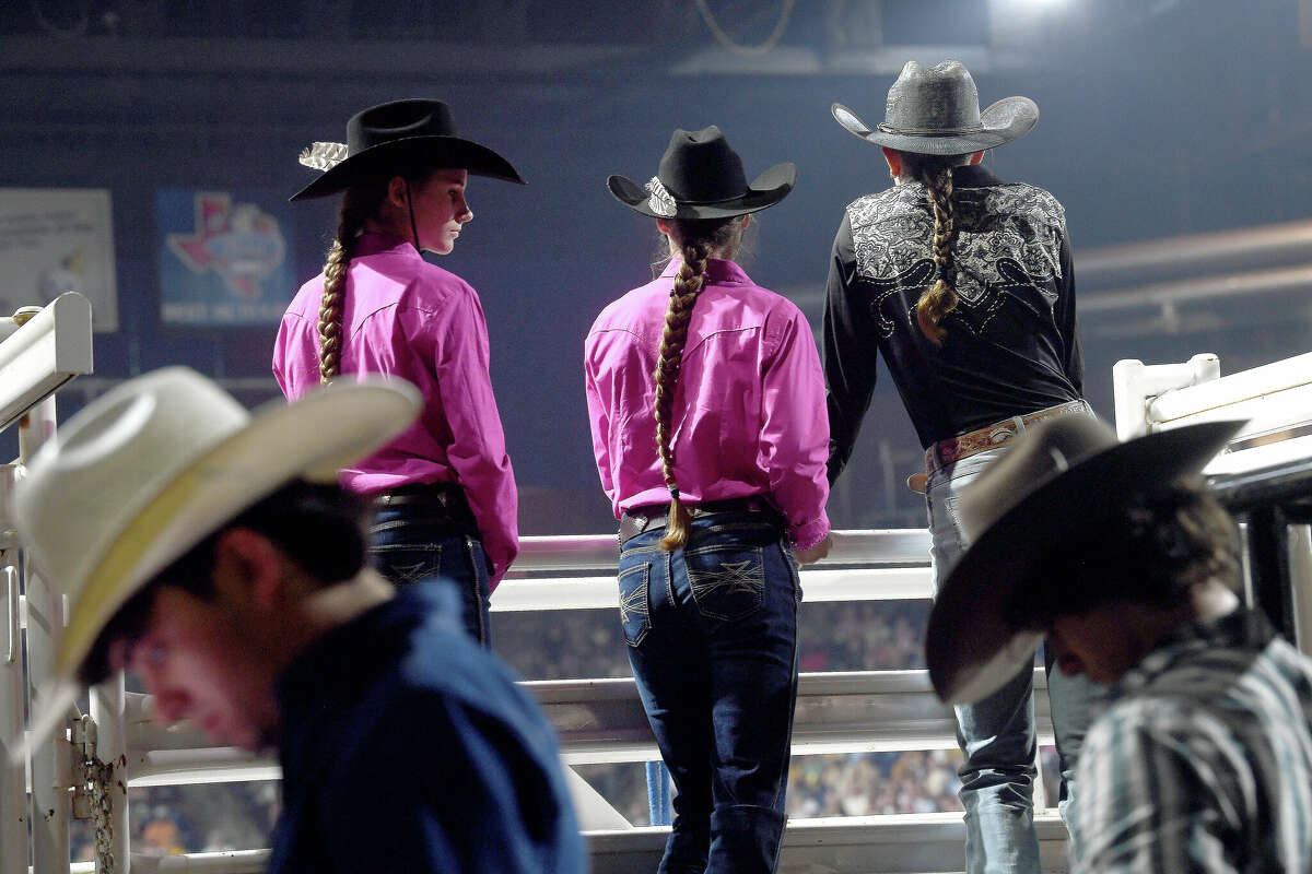Lady bull riders thrill crowds at South Texas State Fair