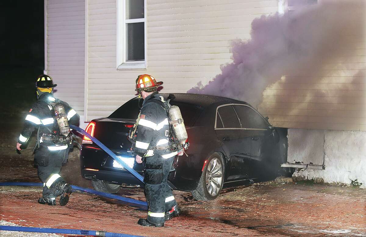 Fleeing car in Alton strikes home and starts fire
