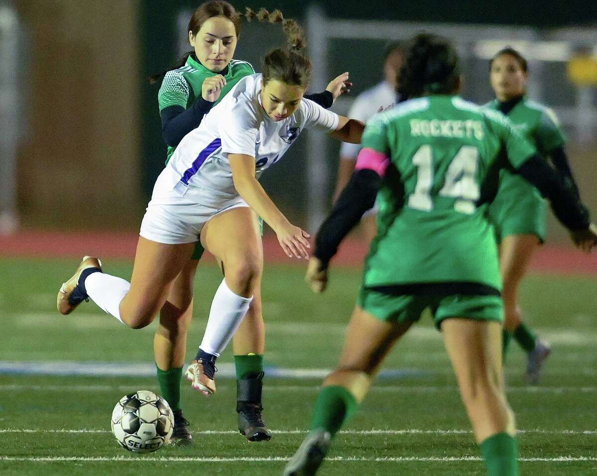 Boerne boys, girls continue dominant playoff soccer runs